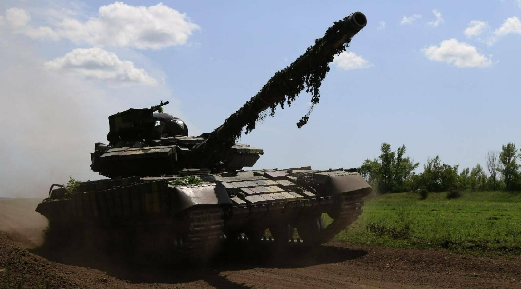 Танк ЗСУ підірвав бронетранспортер рф Відео Новости Section Ukr Net