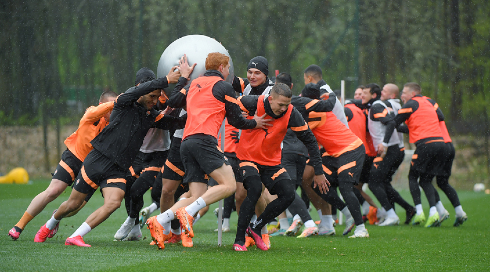 Під дощем із нестандартними мячами як Шахтар готується до Динамо Фото