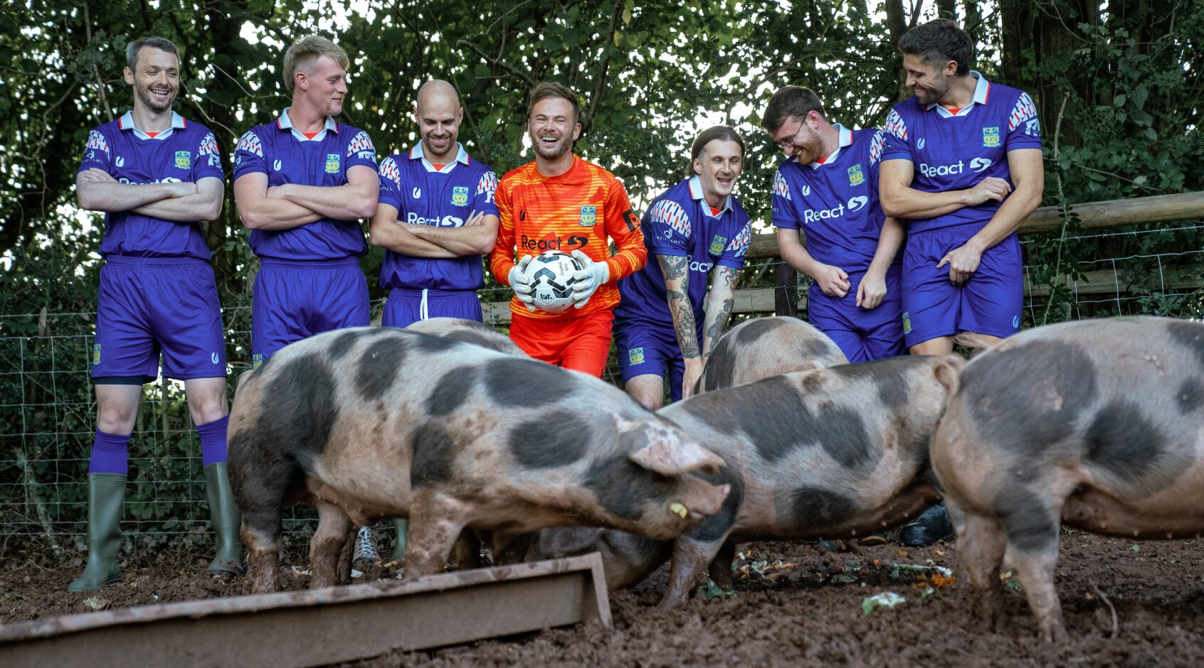 Такого ви ще не бачили: в Уельсі клуб влаштував фотосесію зі свинями (Фото)