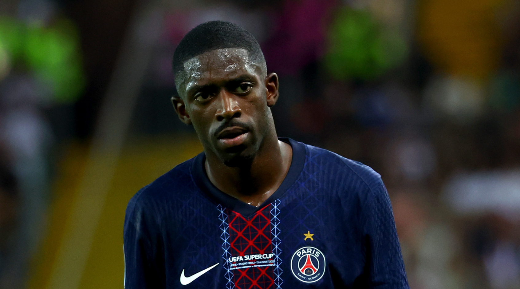 Усман Дембеле находится в расположении сборной Франции, но тренируется ...